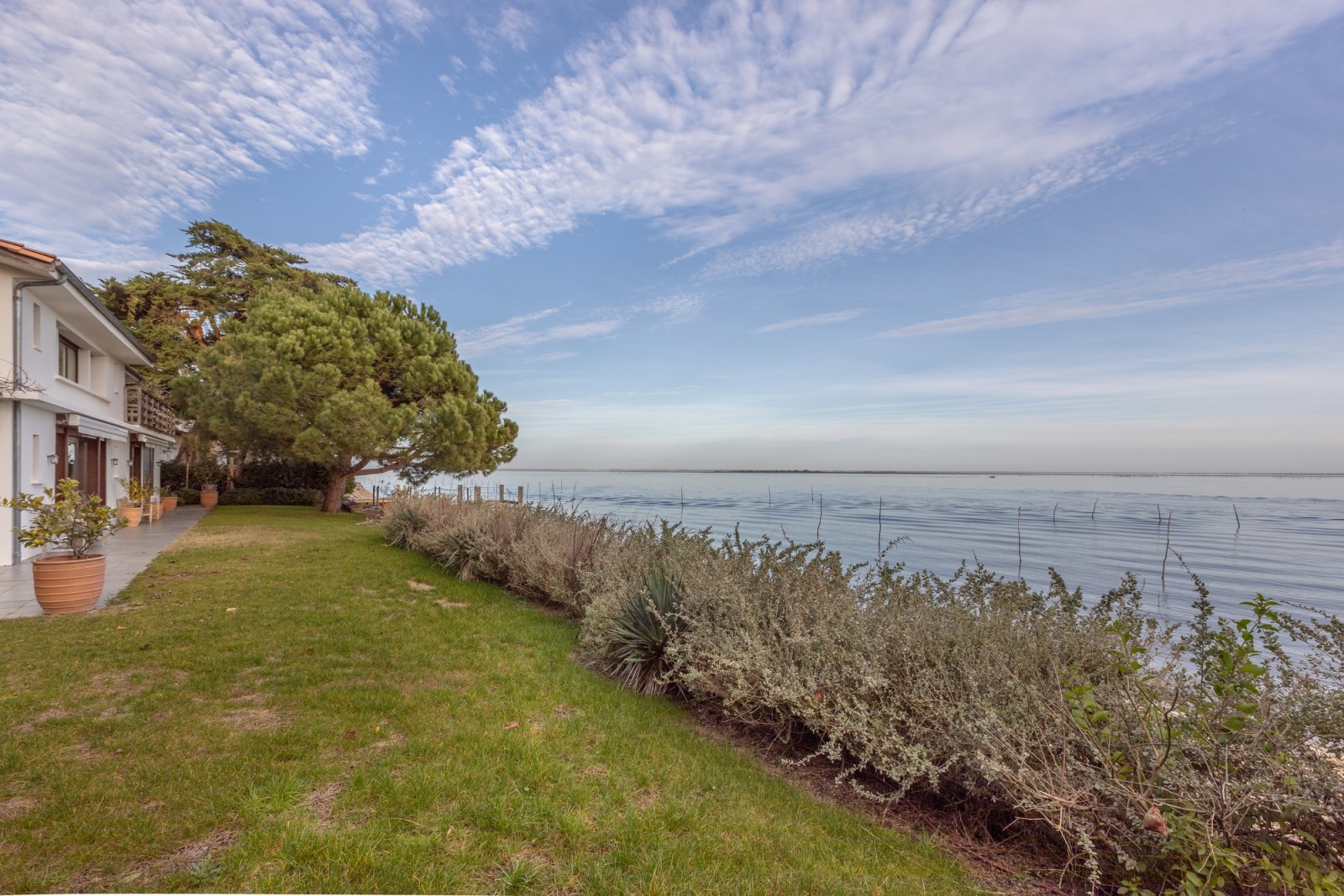 Maison première ligne avec accès plage et ponton privatif | Biens à la ...