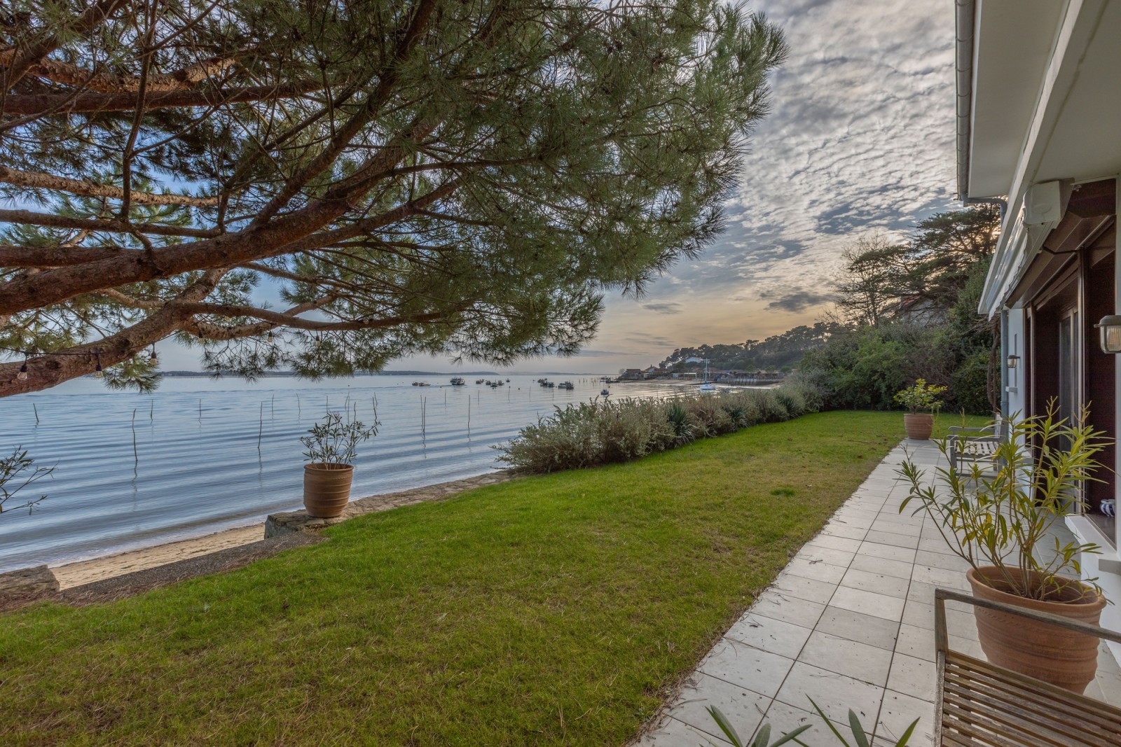 Maison première ligne avec accès plage et ponton privatif | Biens à la ...