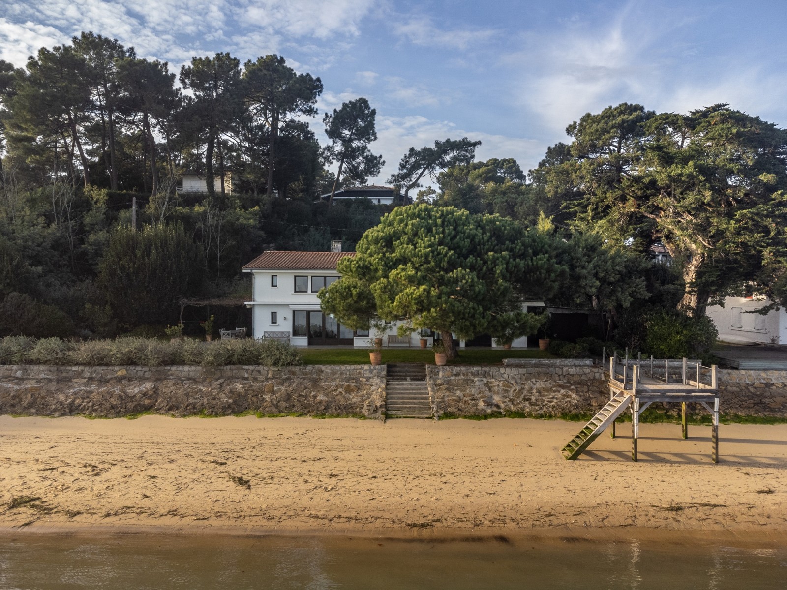 Maison première ligne avec accès plage et ponton privatif | Biens à la ...