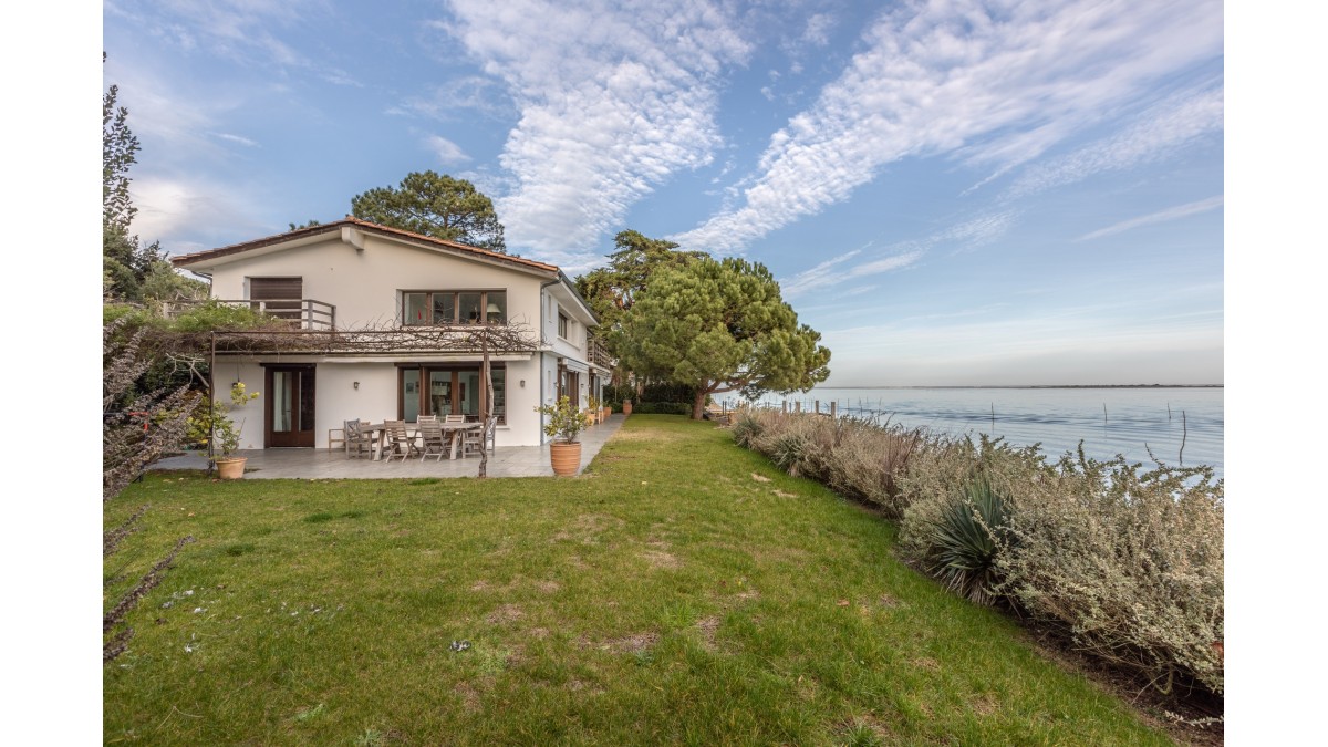 Maison première ligne avec accès plage et ponton privatif | Biens à la ...